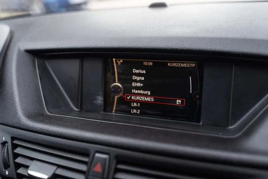 Zils BMW X1 2011 Liepāja, ar dzinēja tilpumu 2.00 L un nobraukumu 337 tūkst. km par 7700 €, foto 25 vietnē AUTOMOTO.COM.LV