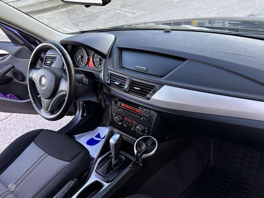Zils BMW X1 2012 Panevēža, ar dzinēja tilpumu 2.00 L un nobraukumu 198 tūkst. km par 7250 €, foto 30 vietnē AUTOMOTO.COM.LV