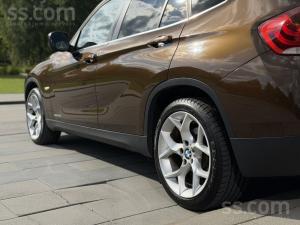 Brown BMW X1 2009 in Riga, with an engine capacity of 2.00 L and mileage of 297 thousand km for 6900 €, photo 6 on AUTOMOTO.COM.LV