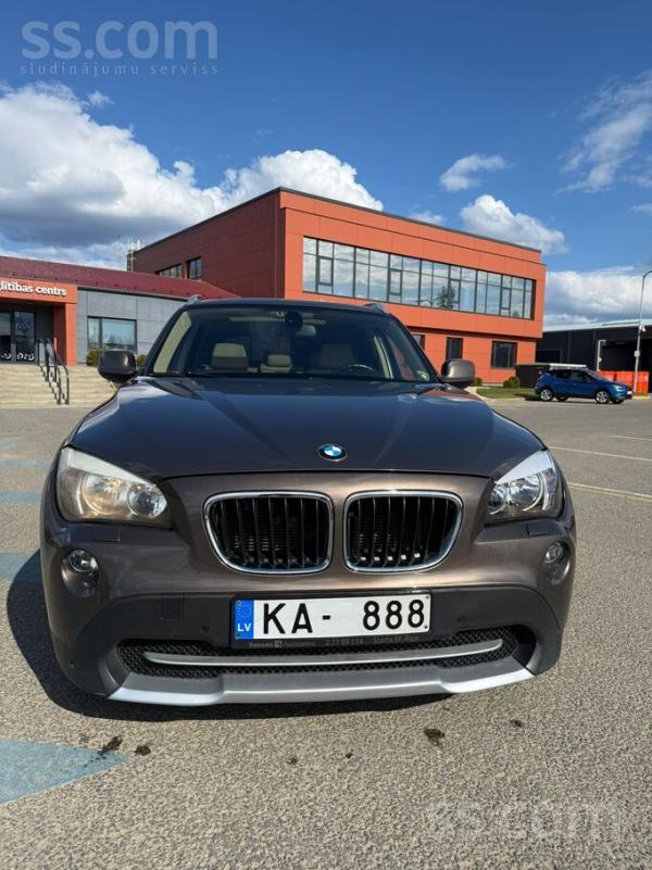 Brown BMW X1 2010 in Riga, with an engine capacity of 2.00 L and mileage of 261 thousand km for 8500 €, photo 1 on AUTOMOTO.COM.LV