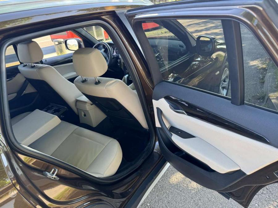 Brown BMW X1 2010 in Kaunas, with an engine capacity of 2.00 L and mileage of 268 thousand km for 6590 €, photo 27 on AUTOMOTO.COM.LV