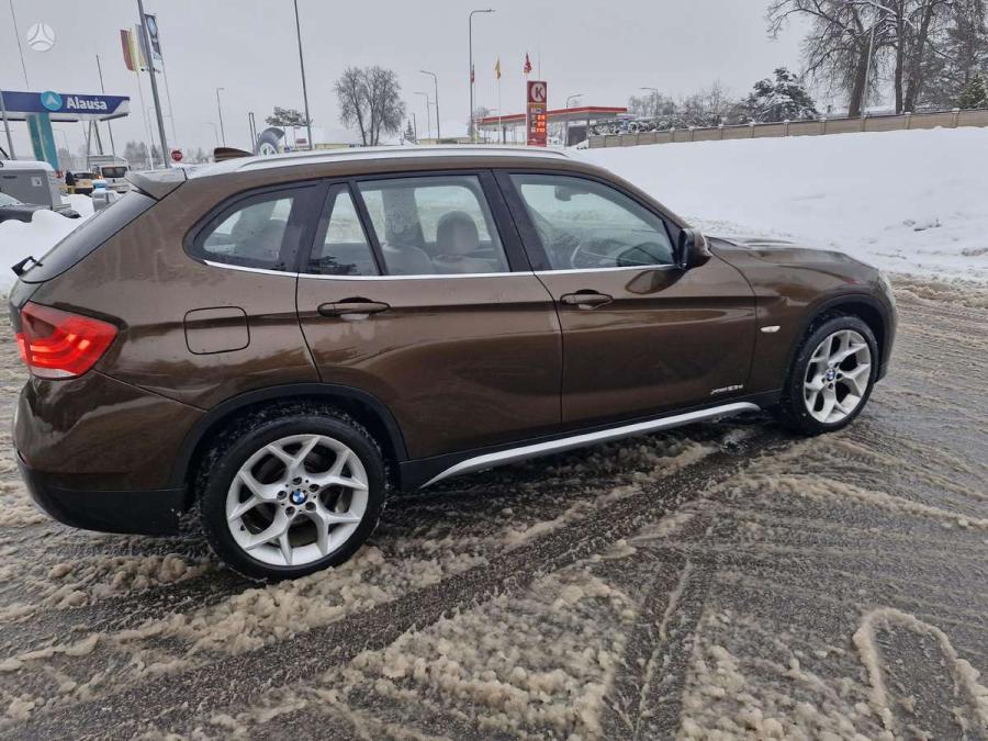 Brown BMW X1 2011 in Utena, with an engine capacity of 2.00 L and mileage of 265 thousand km for 7650 €, photo 5 on AUTOMOTO.COM.LV