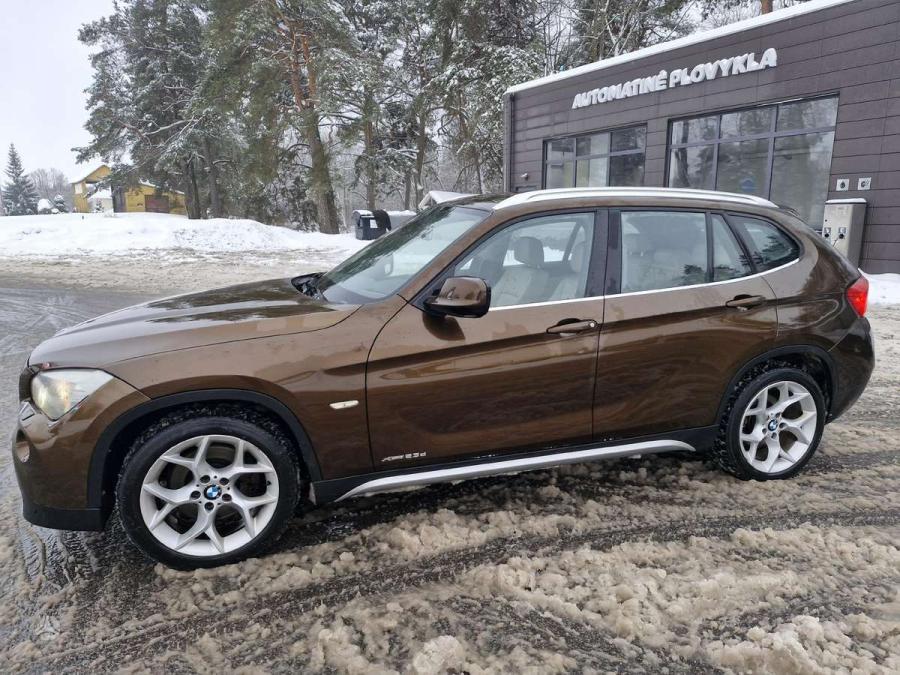 Brown BMW X1 2011 in Utena, with an engine capacity of 2.00 L and mileage of 265 thousand km for 7650 €, photo 14 on AUTOMOTO.COM.LV