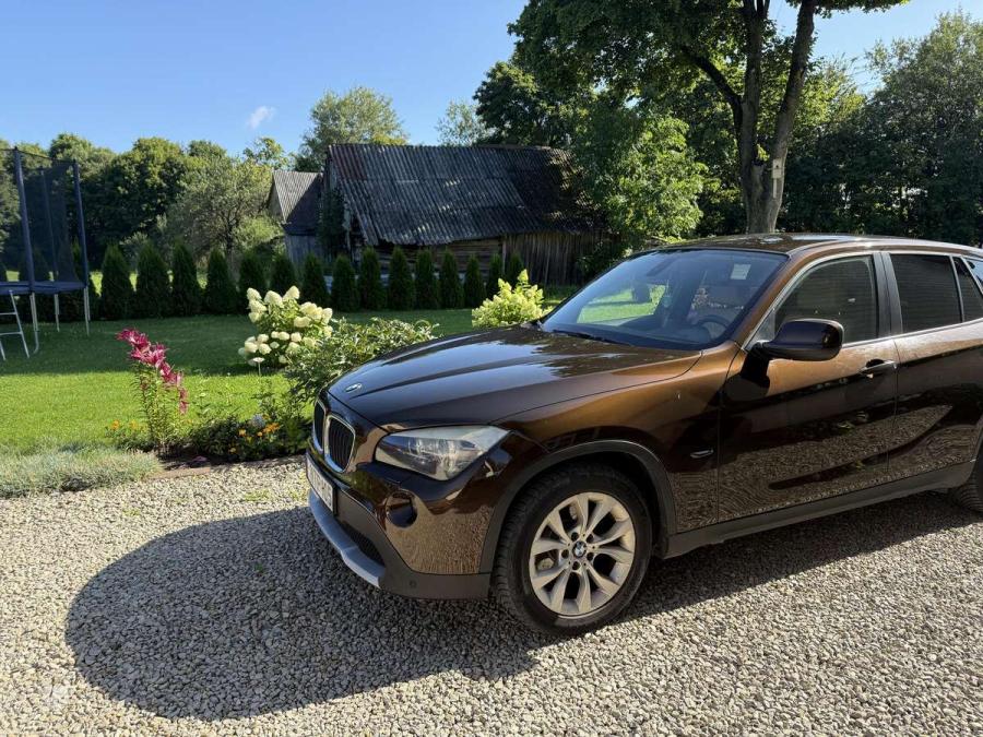 Brown BMW X1 2010 in Siauliai, with an engine capacity of 2.00 L and mileage of 130 thousand km for 6666 €, photo 1 on AUTOMOTO.COM.LV