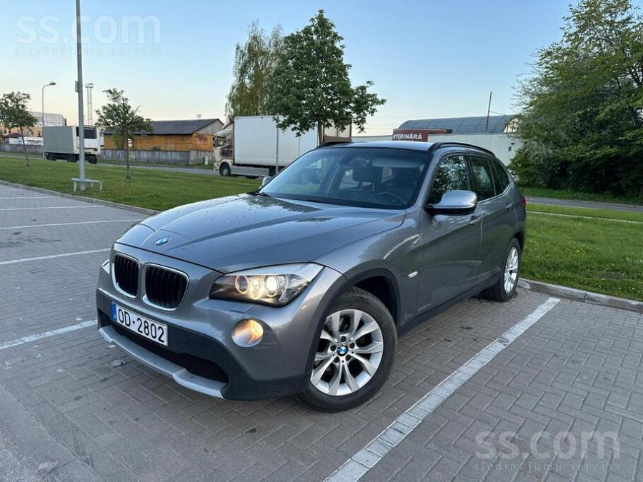 Grey BMW X1 2011 in Riga, with an engine capacity of 2.00 L and mileage of 237 thousand km for 5950 €, photo 1 on AUTOMOTO.COM.LV