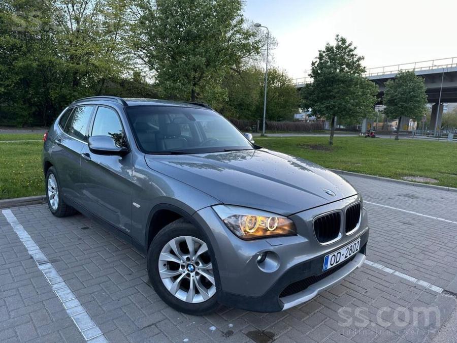 Grey BMW X1 2011 in Riga, with an engine capacity of 2.00 L and mileage of 237 thousand km for 5950 €, photo 2 on AUTOMOTO.COM.LV