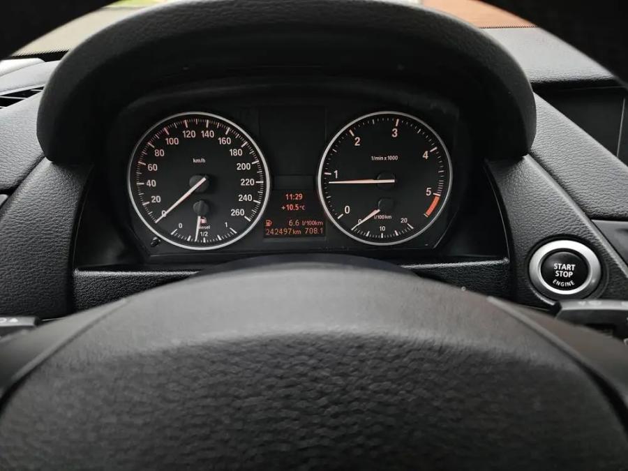 Grey BMW X1 2011 in Jekabpils, with an engine capacity of 2.00 L and mileage of 243 thousand km for 6990 €, photo 28 on AUTOMOTO.COM.LV