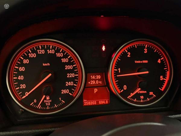 Grey BMW X1 2011 in Marijampole, with an engine capacity of 2.00 L and mileage of 259 thousand km for 8450 €, photo 3 on AUTOMOTO.COM.LV