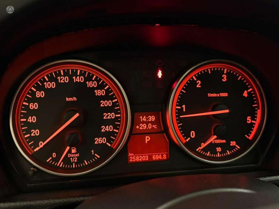 Grey BMW X1 2011 in Marijampole, with an engine capacity of 2.00 L and mileage of 259 thousand km for 8450 €, photo 4 on AUTOMOTO.COM.LV