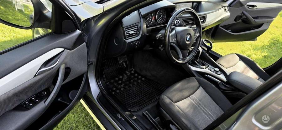 Grey BMW X1 2011 in Prienai, with an engine capacity of 2.00 L and mileage of 360 thousand km for 5600 €, photo 13 on AUTOMOTO.COM.LV