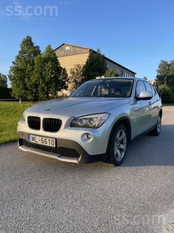 Grey BMW X1 2011 in Riga, with an engine capacity of 2.00 L and mileage of 289 thousand km for 7999 €, photo 2 on AUTOMOTO.COM.LV
