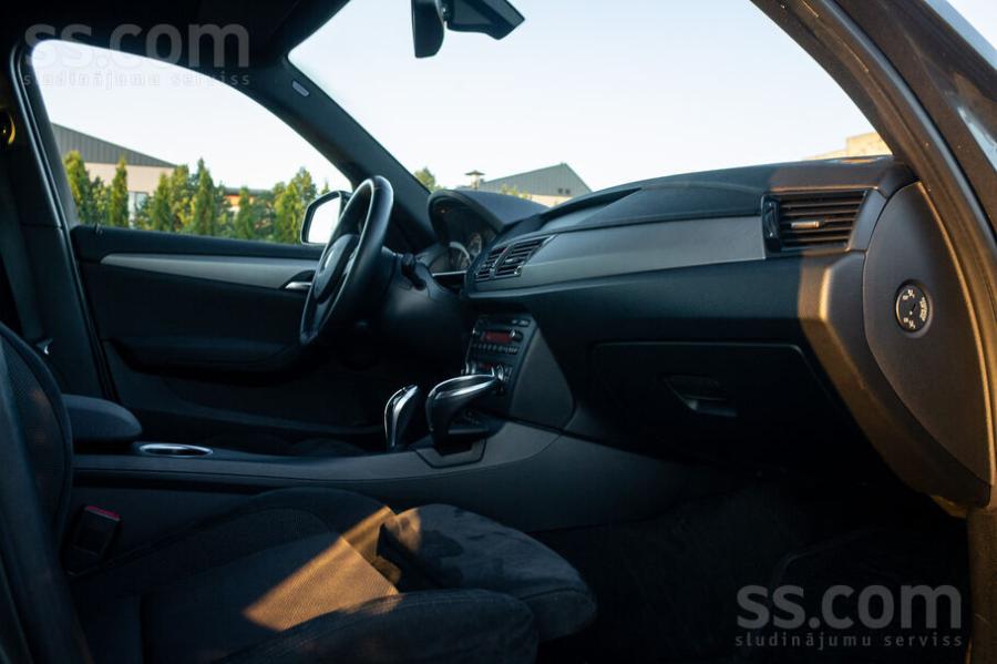 Grey BMW X1 2013 in Jelgava, with an engine capacity of 2.00 L and mileage of 204 thousand km for 9600 €, photo 12 on AUTOMOTO.COM.LV