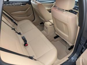 Pelēks BMW X1 2014 Jūrmala, ar dzinēja tilpumu 2.00 L un nobraukumu 288 tūkst. km par 9950 €, foto 17 vietnē AUTOMOTO.COM.LV
