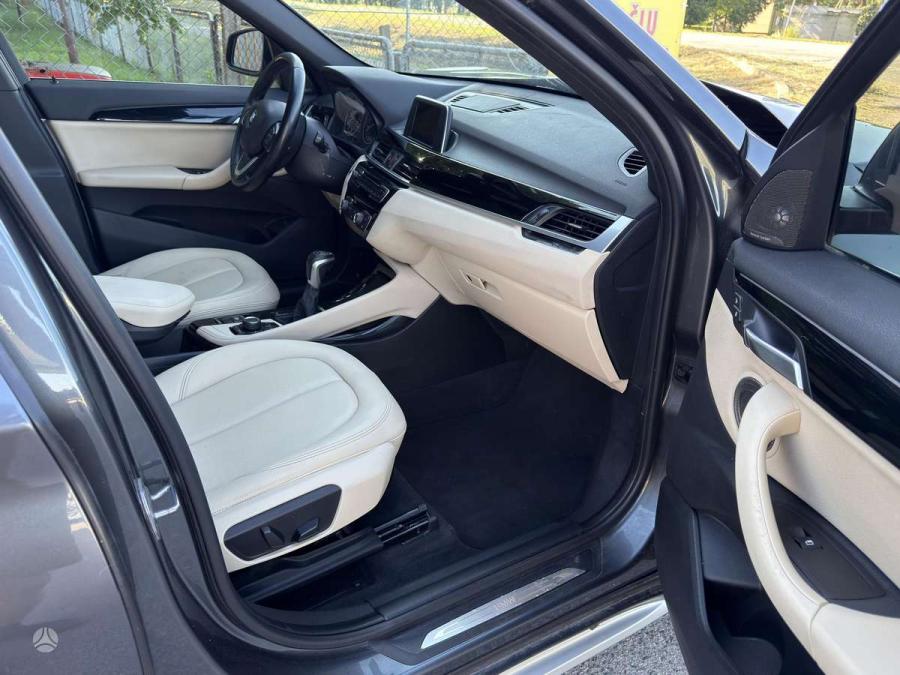 Grey BMW X1 2016 in Siauliai, with an engine capacity of 2.00 L and mileage of 249 thousand km for 6400 €, photo 16 on AUTOMOTO.COM.LV