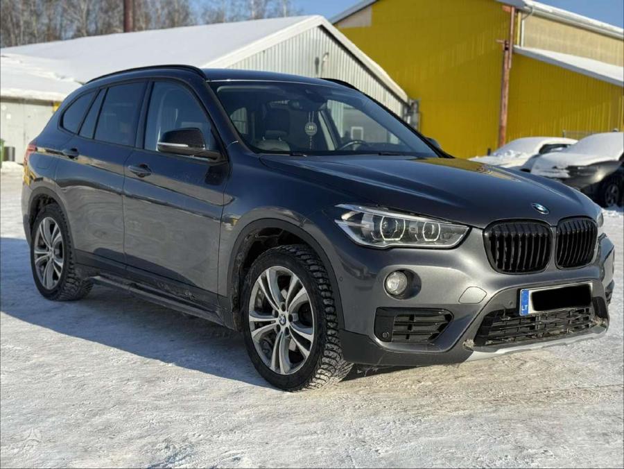 Grey BMW X1 2018 in Kaisiadorys, with an engine capacity of 2.00 L and mileage of 108 thousand km for 18400 €, photo 1 on AUTOMOTO.COM.LV