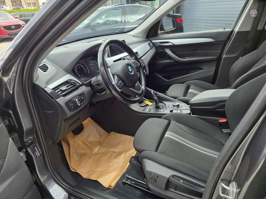 Grey BMW X1 2018 in Utena, with an engine capacity of 2.00 L and mileage of 271 thousand km for 12490 €, photo 10 on AUTOMOTO.COM.LV