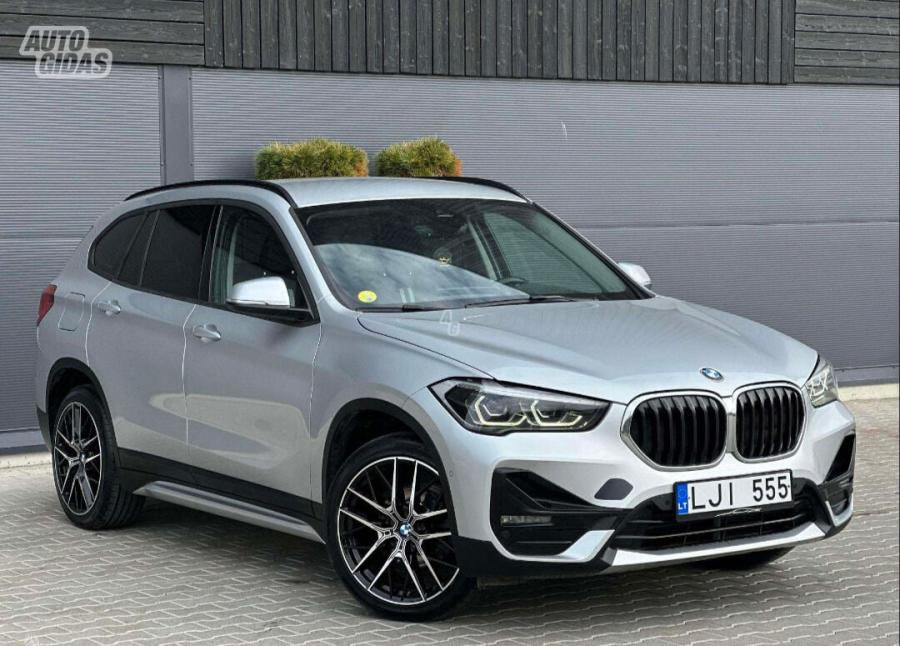 Grey BMW X1 2020 in Siauliai, with an engine capacity of 1.50 L and mileage of 217 thousand km for 14999 €, photo 3 on AUTOMOTO.COM.LV