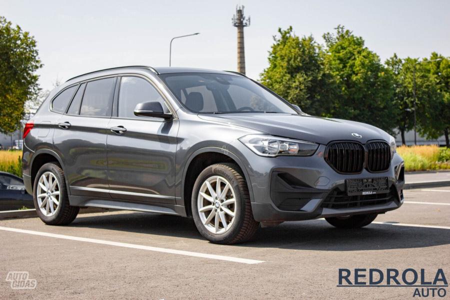 Grey BMW X1 2022 in Kaunas, with an engine capacity of 1.50 L and mileage of 177 thousand km for 16900 €, photo 4 on AUTOMOTO.COM.LV