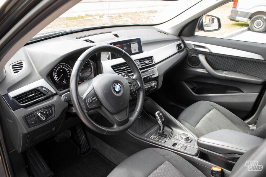 Grey BMW X1 2022 in Kaunas, with an engine capacity of 1.50 L and mileage of 177 thousand km for 16900 €, photo 8 on AUTOMOTO.COM.LV