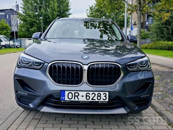 Grey BMW X1 2022 in Riga, with an engine capacity of 1.50 L and mileage of 129 thousand km for 18490 €, photo 3 on AUTOMOTO.COM.LV