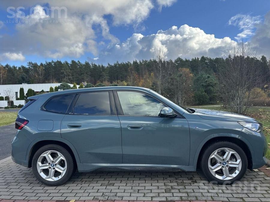 Grey BMW X1 2024 in Riga, with an engine capacity of 2.00 L and mileage of 23 thousand km for 41500 €, photo 4 on AUTOMOTO.COM.LV