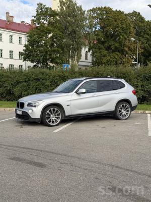 Pelēks BMW X1 2009 Rīga, ar dzinēja tilpumu 2.00 L un nobraukumu 413 tūkst. km par 6995 €, foto 1 vietnē AUTOMOTO.COM.LV