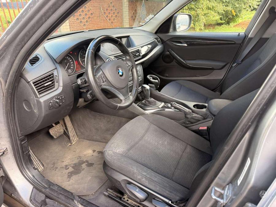 Grey BMW X1 2011 in Taurage, with an engine capacity of 2.00 L and mileage of 287 thousand km for 5150 €, photo 10 on AUTOMOTO.COM.LV