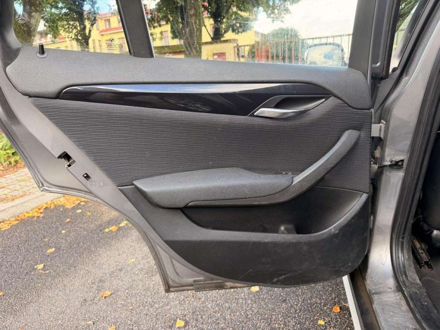 Grey BMW X1 2011 in Taurage, with an engine capacity of 2.00 L and mileage of 287 thousand km for 5150 €, photo 20 on AUTOMOTO.COM.LV
