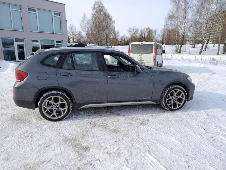 Pelēks BMW X1 2014 Alīta, ar dzinēja tilpumu 2.00 L un nobraukumu 260 tūkst. km par 3700 €, foto 9 vietnē AUTOMOTO.COM.LV