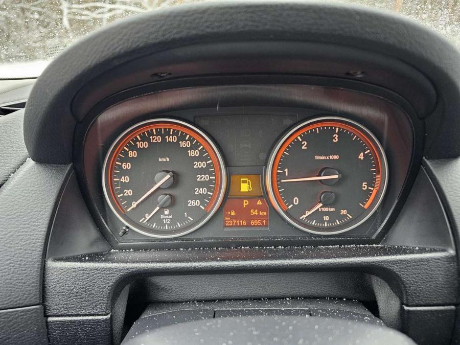 Orange BMW X1 2014 in Ukmerge, with an engine capacity of 2.00 L and mileage of 237 thousand km for 7500 €, photo 17 on AUTOMOTO.COM.LV