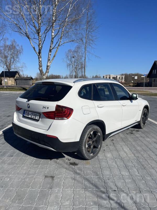 White BMW X1 2010 in Jelgava, with an engine capacity of 2.00 L and mileage of 288 thousand km for 7800 €, photo 3 on AUTOMOTO.COM.LV