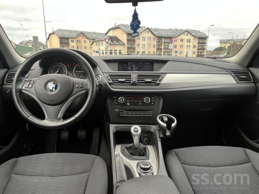 White BMW X1 2010 in Riga, with an engine capacity of 2.00 L and mileage of 309 thousand km for 5250 €, photo 14 on AUTOMOTO.COM.LV