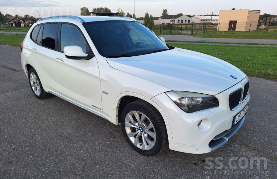 White BMW X1 2010 in Riga, with an engine capacity of 2.00 L and mileage of 276 thousand km for 7200 €, photo 3 on AUTOMOTO.COM.LV