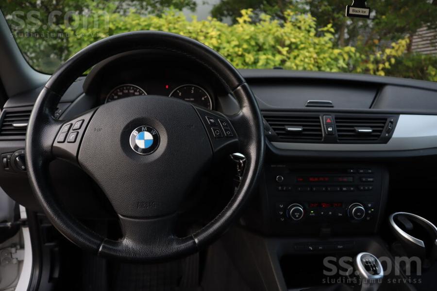 White BMW X1 2010 in Riga, with an engine capacity of 2.00 L and mileage of 294 thousand km for 5990 €, photo 11 on AUTOMOTO.COM.LV