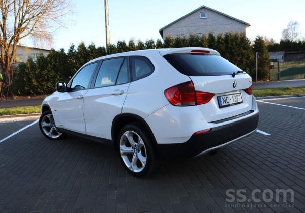 White BMW X1 2010 in Riga, with an engine capacity of 2.00 L and mileage of 294 thousand km for 5990 €, photo 4 on AUTOMOTO.COM.LV