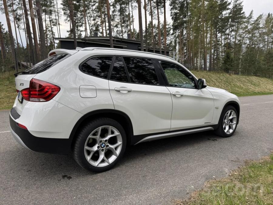 White BMW X1 2010 in Riga, with an engine capacity of 2.00 L and mileage of 311 thousand km for 8250 €, photo 7 on AUTOMOTO.COM.LV