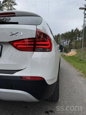 White BMW X1 2010 in Riga, with an engine capacity of 2.00 L and mileage of 311 thousand km for 8250 €, photo 8 on AUTOMOTO.COM.LV