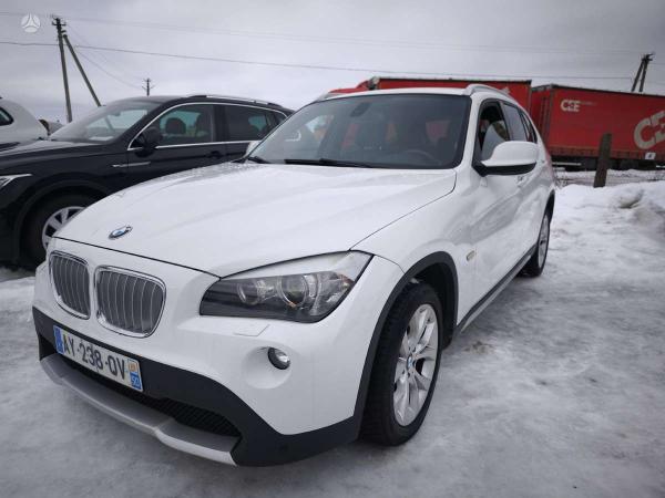 White BMW X1 2010 in Taurage, with an engine capacity of 2.00 L and mileage of 320 thousand km for 6600 €, photo 1 on AUTOMOTO.COM.LV