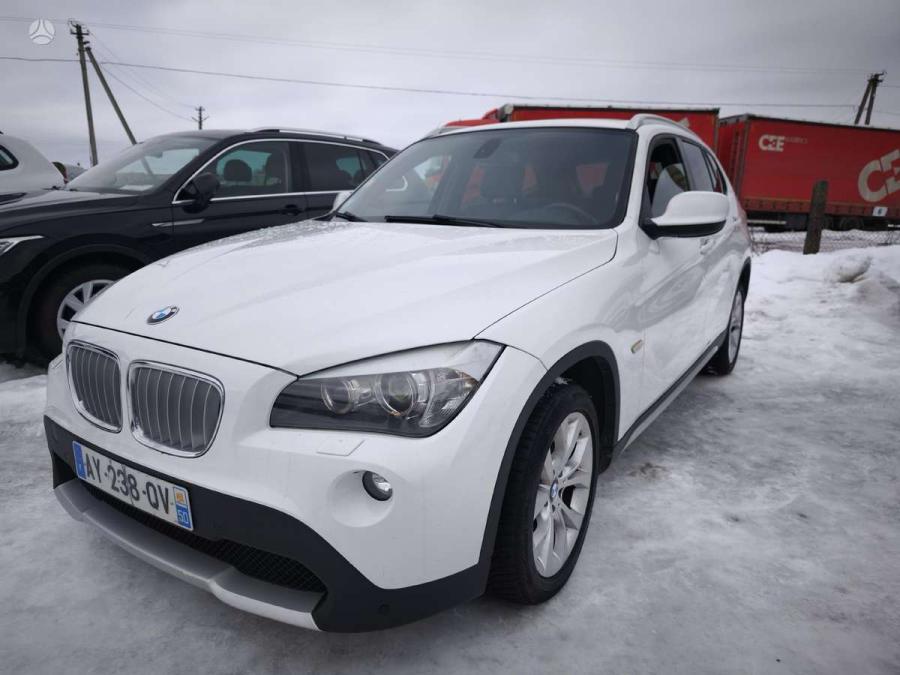 White BMW X1 2010 in Taurage, with an engine capacity of 2.00 L and mileage of 320 thousand km for 6600 €, photo 1 on AUTOMOTO.COM.LV