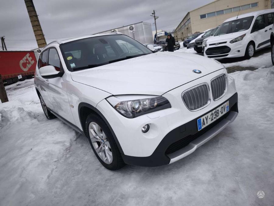 White BMW X1 2010 in Taurage, with an engine capacity of 2.00 L and mileage of 320 thousand km for 6600 €, photo 2 on AUTOMOTO.COM.LV