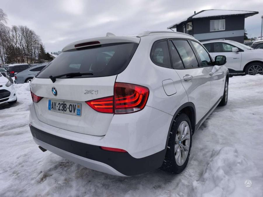 White BMW X1 2010 in Taurage, with an engine capacity of 2.00 L and mileage of 320 thousand km for 6600 €, photo 3 on AUTOMOTO.COM.LV