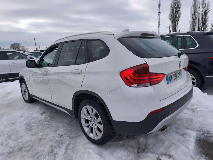 White BMW X1 2010 in Taurage, with an engine capacity of 2.00 L and mileage of 320 thousand km for 6600 €, photo 4 on AUTOMOTO.COM.LV