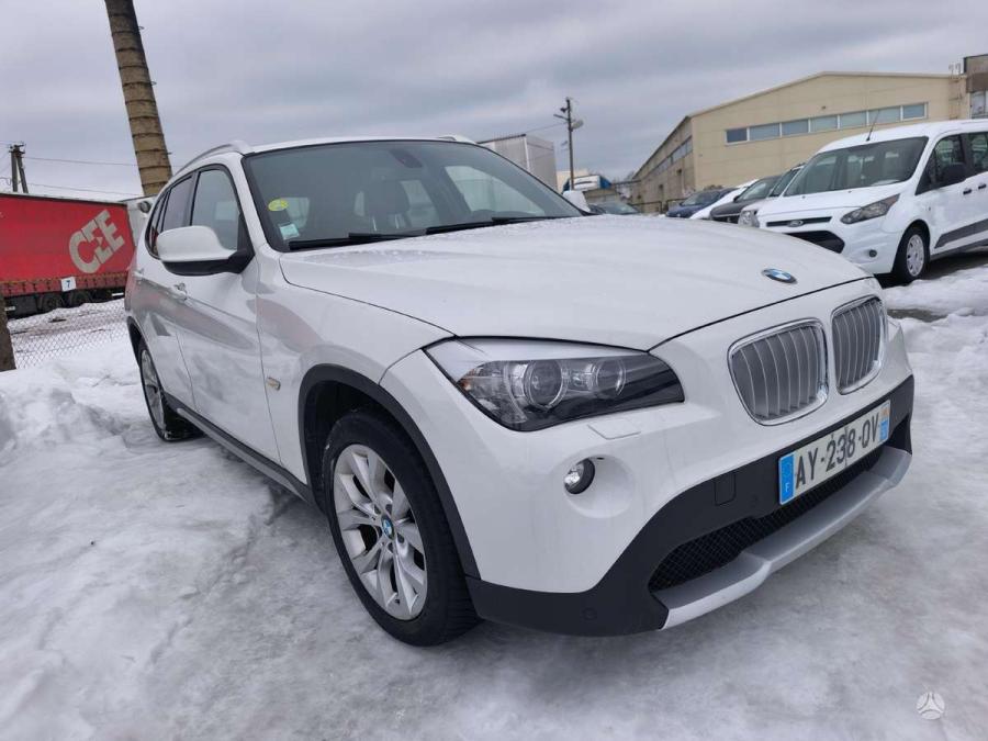 White BMW X1 2010 in Taurage, with an engine capacity of 2.00 L and mileage of 320 thousand km for 6600 €, photo 6 on AUTOMOTO.COM.LV