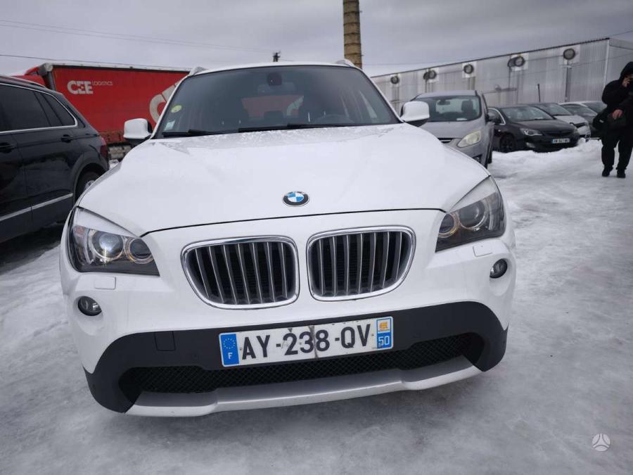 White BMW X1 2010 in Taurage, with an engine capacity of 2.00 L and mileage of 320 thousand km for 6600 €, photo 7 on AUTOMOTO.COM.LV