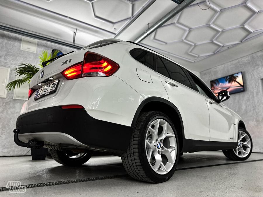 White BMW X1 2010 in Kaunas, with an engine capacity of 2.00 L and mileage of 221 thousand km for 6950 €, photo 8 on AUTOMOTO.COM.LV