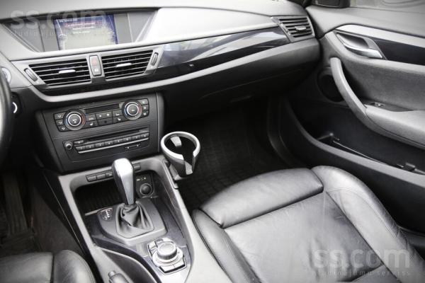 White BMW X1 2010 in Riga, with an engine capacity of 2.00 L and mileage of 339 thousand km for 5995 €, photo 8 on AUTOMOTO.COM.LV