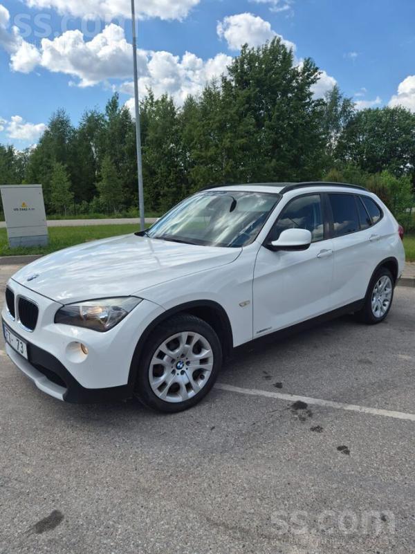 White BMW X1 2010 in Ogre, with an engine capacity of 2.00 L and mileage of 285 thousand km for 4950 €, photo 2 on AUTOMOTO.COM.LV