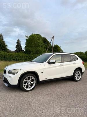 Balts BMW X1 2010 Ventspils, ar dzinēja tilpumu 2.00 L un nobraukumu 231 tūkst. km par 6300 €, foto  vietnē AUTOMOTO.COM.LV