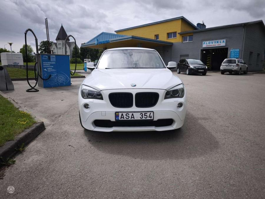 Balts BMW X1 2010 Šauļi, ar dzinēja tilpumu 2.00 L un nobraukumu 385 tūkst. km par 8000 €, foto 3 vietnē AUTOMOTO.COM.LV