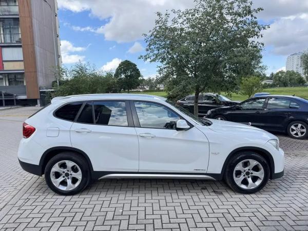 White BMW X1 2010 in Riga, with an engine capacity of 2.00 L and mileage of 219 thousand km for 6690 €, photo 3 on AUTOMOTO.COM.LV
